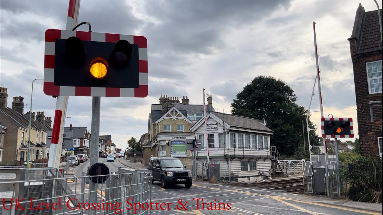 Oulton Broad North Level Crossing, Suffolk - YouTube