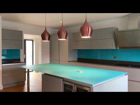 Teal Glass Island and Splashbacks - Modern Home Kitchen with ®CreoGlass, www.creoglass.co.uk