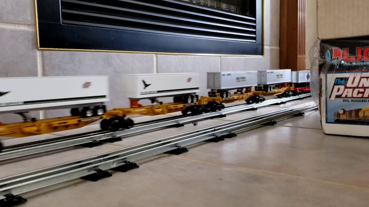 Lionel Floor Layout O Gauge Intermodal TTUX Piggy Back - YouTube