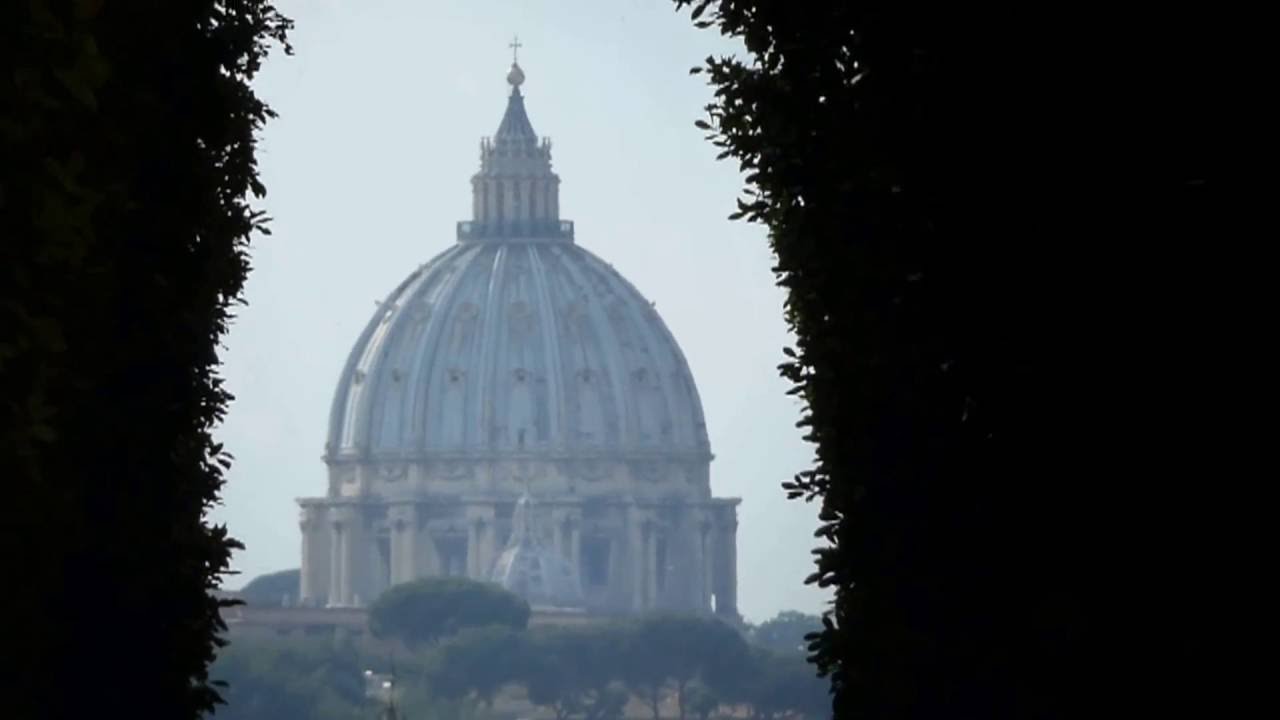 The most famous Keyhole in the world in the Piazza of Knights of Malta ...