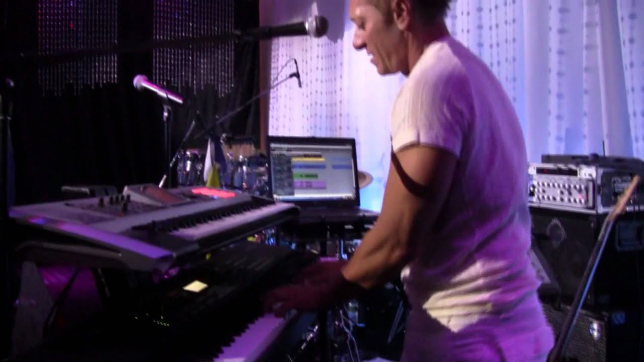 Smooth Jazz Artist Funkee Boy - keyboard battle - YouTube