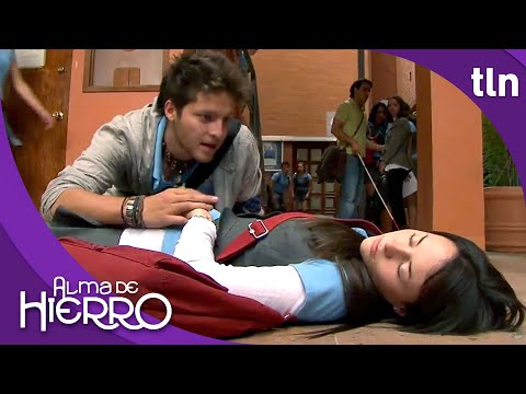 Karina ataca a Renata por celos | Alma de hierro | Capítulo 35 | tlnovelas