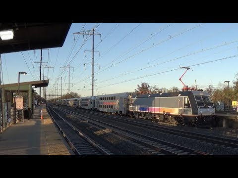 NJ Transit / Amtrak - Edison - Trains Arrive From Both Directions - YouTube