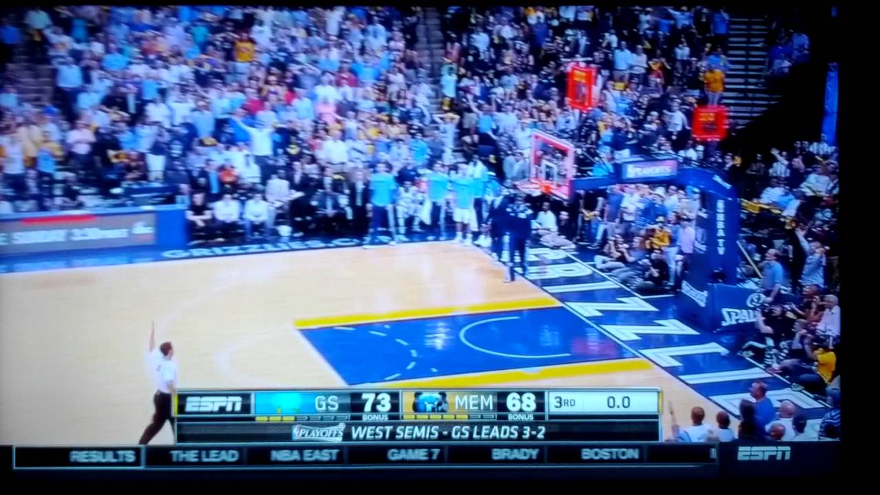 Steph Curry Launches 70-foot bomb to end 3rd quarter GSW vs MEM - YouTube