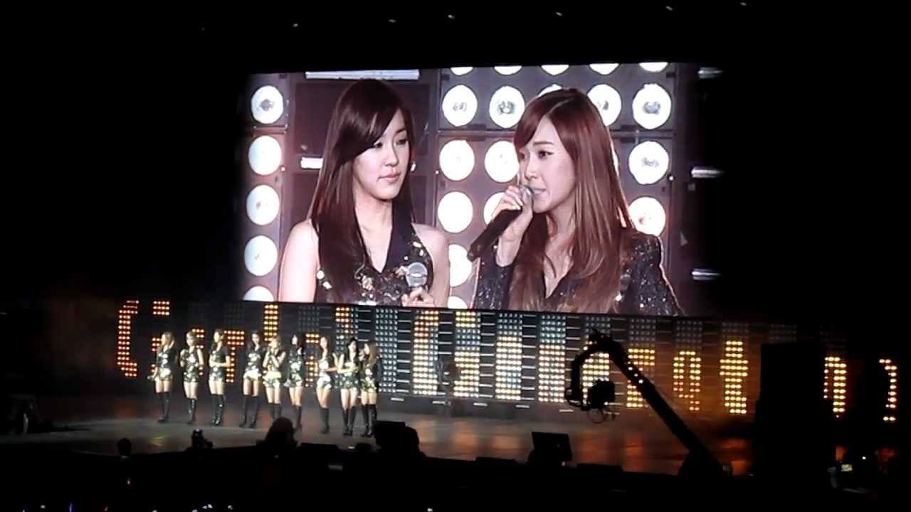 SNSD (Girls' Generation)- Run Devil Run + Intro LIVE at Madison Square ...