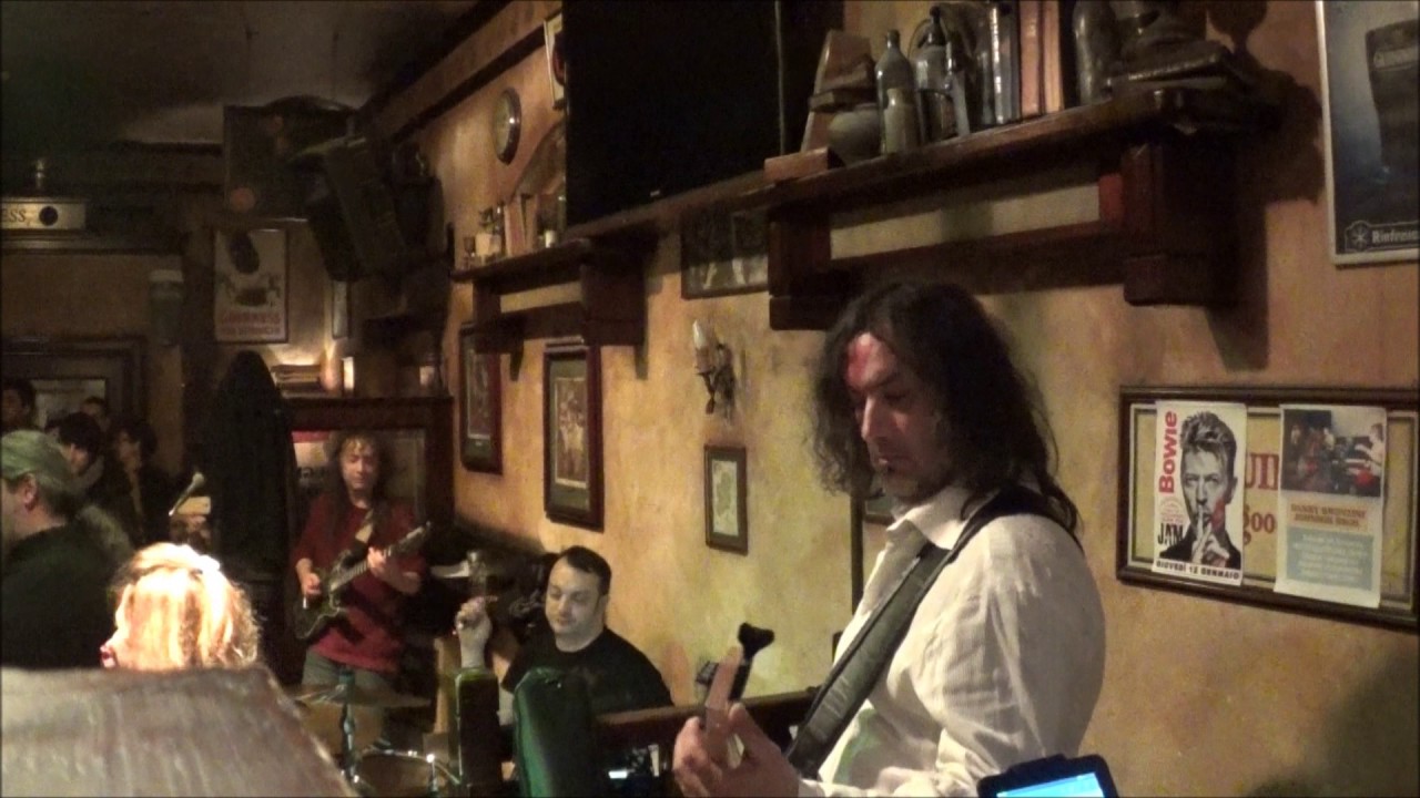 McCulloughs Irish Pub Starman ( Bowie cover ) - YouTube