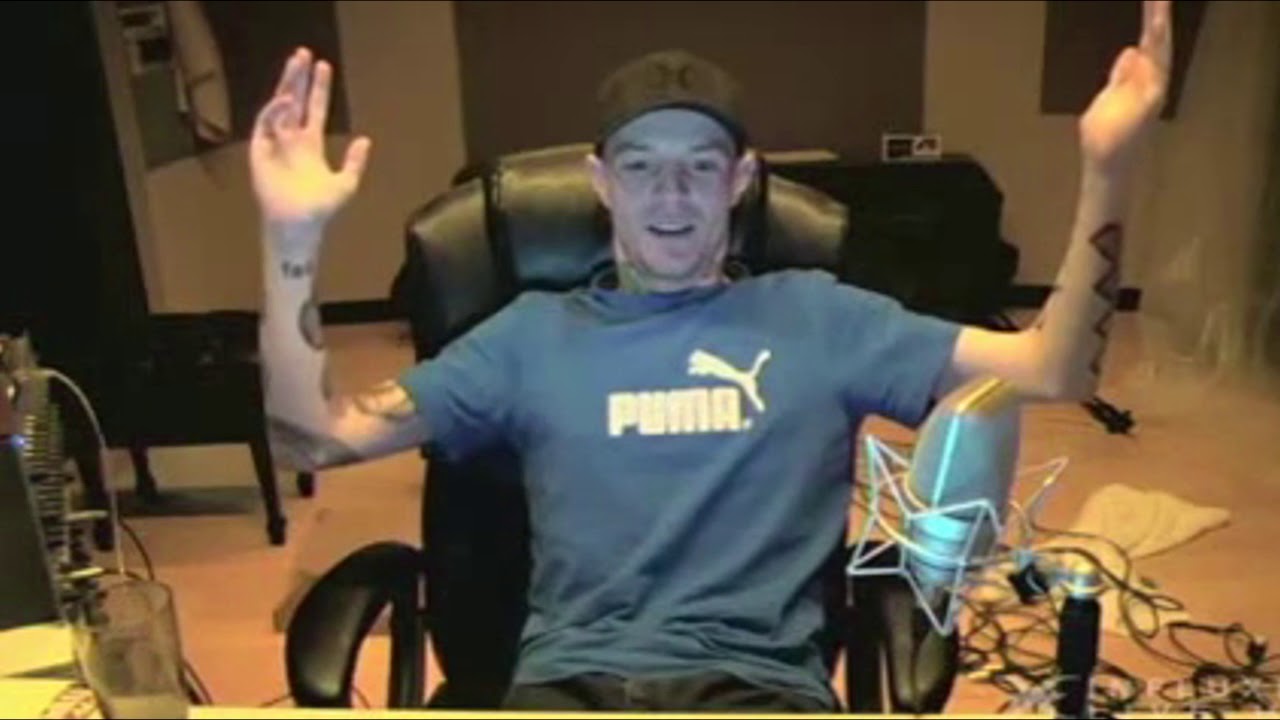 deadmau5 finds the perfect song live on stream - YouTube