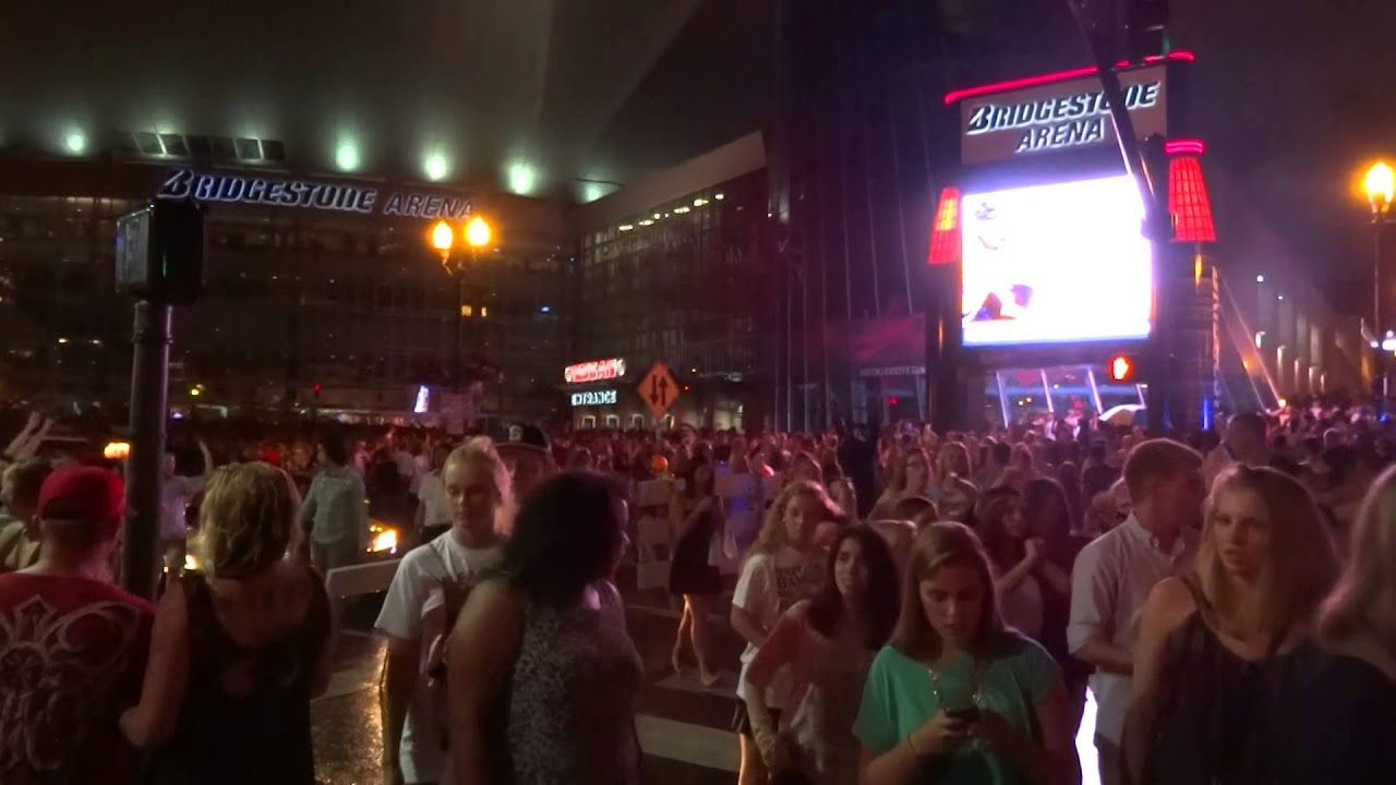 Miley Cyrus post-BANGERZ Show pt. 2 - Party in the USA - Nashville AUG ...