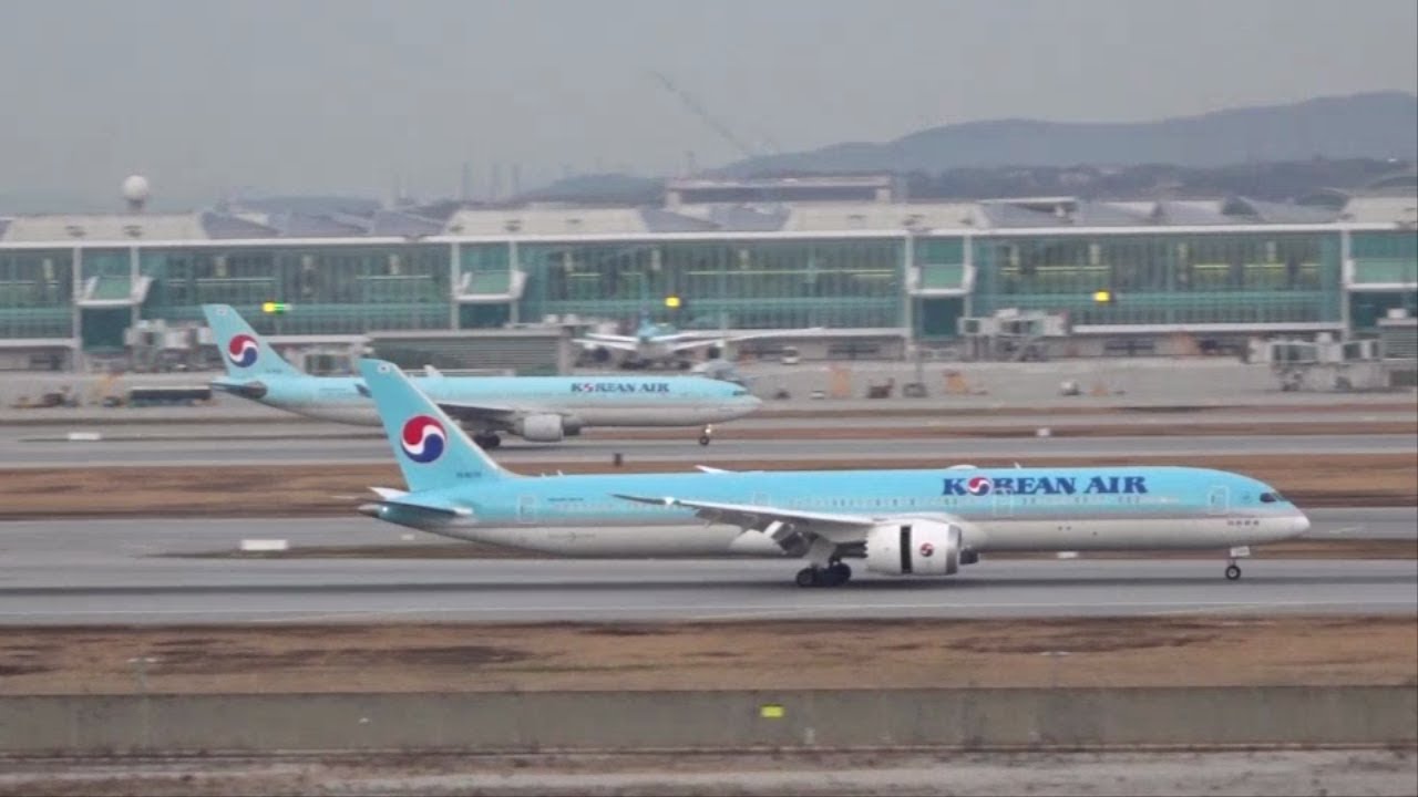 인천공항에서 동시 이.착륙하는 비행기들. Planes parallel take off & landing at Incheon ...