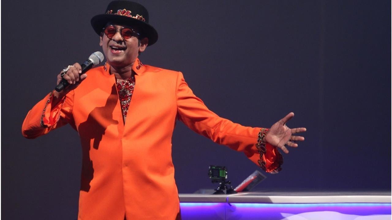 Allan Perera Rocks The Stage In One-Man Comedy Show | Star2.com - YouTube