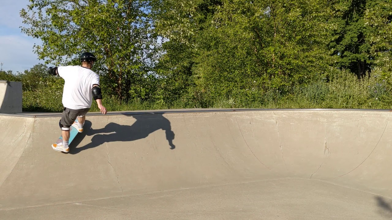 Frontside Grind to Tailslide Skateboarding - YouTube