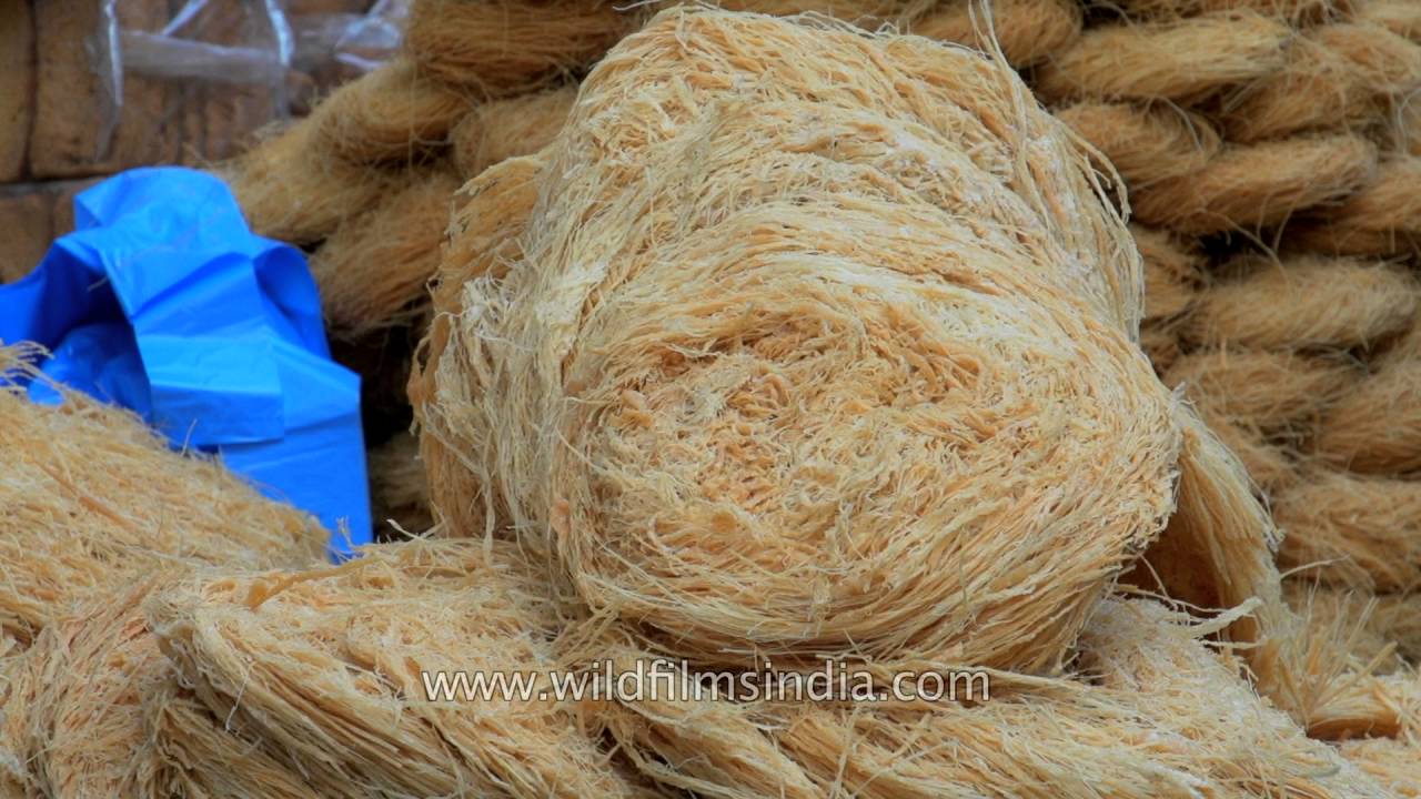 Vendors sell sewai for the upcoming Eid at Jama Masjid - YouTube