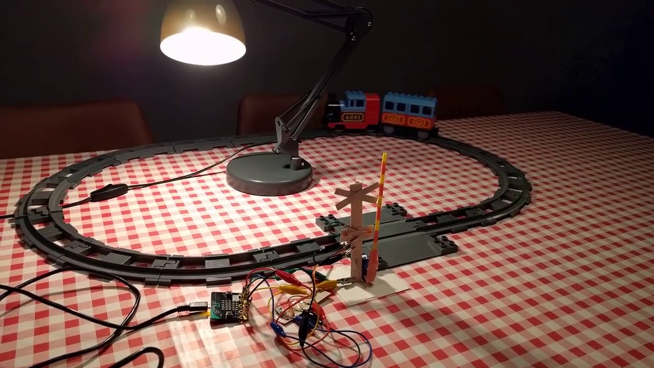 Railway crossing built with the micro bit - YouTube