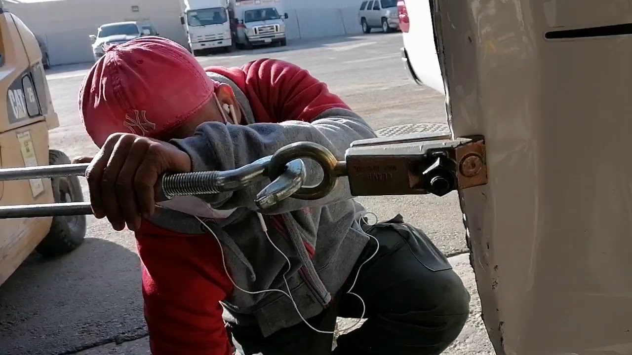 TOYOTA HILUX : REPAIR DAMAGE FRONT DOOR RH. - YouTube