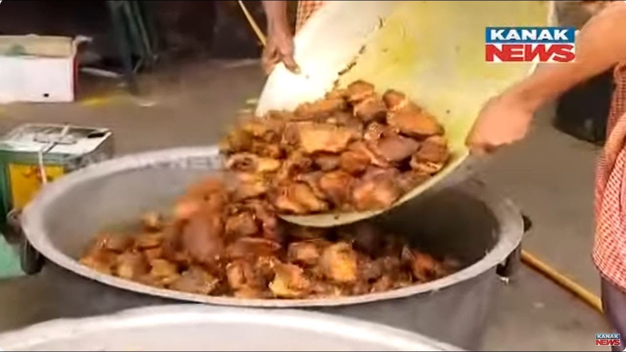 Unique Tradition Of Fish Used As Prasad At Chandini Chowk Durga Puja ...