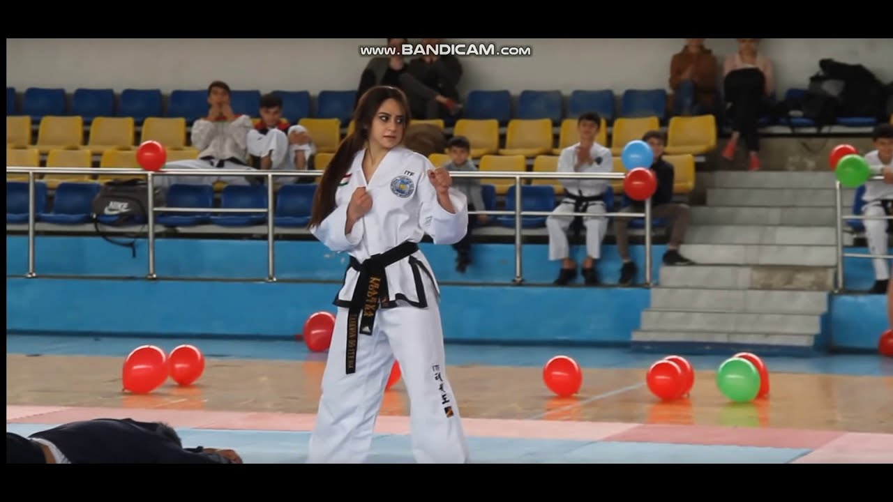 Piękna dziewczyna teakwondo vs Dresiarze (prawdziwa walka) - YouTube