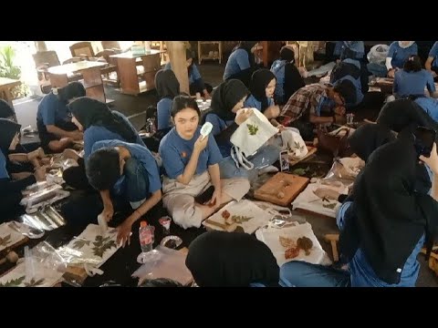 RATUSAN MAHASISWA UNLA BANDUNG EDUKASI BATIK DAHON - YouTube