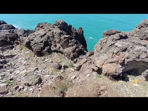Mugada sahili,Bartın.Onlarca sigara izmariti,içki şişeleri,çöp.