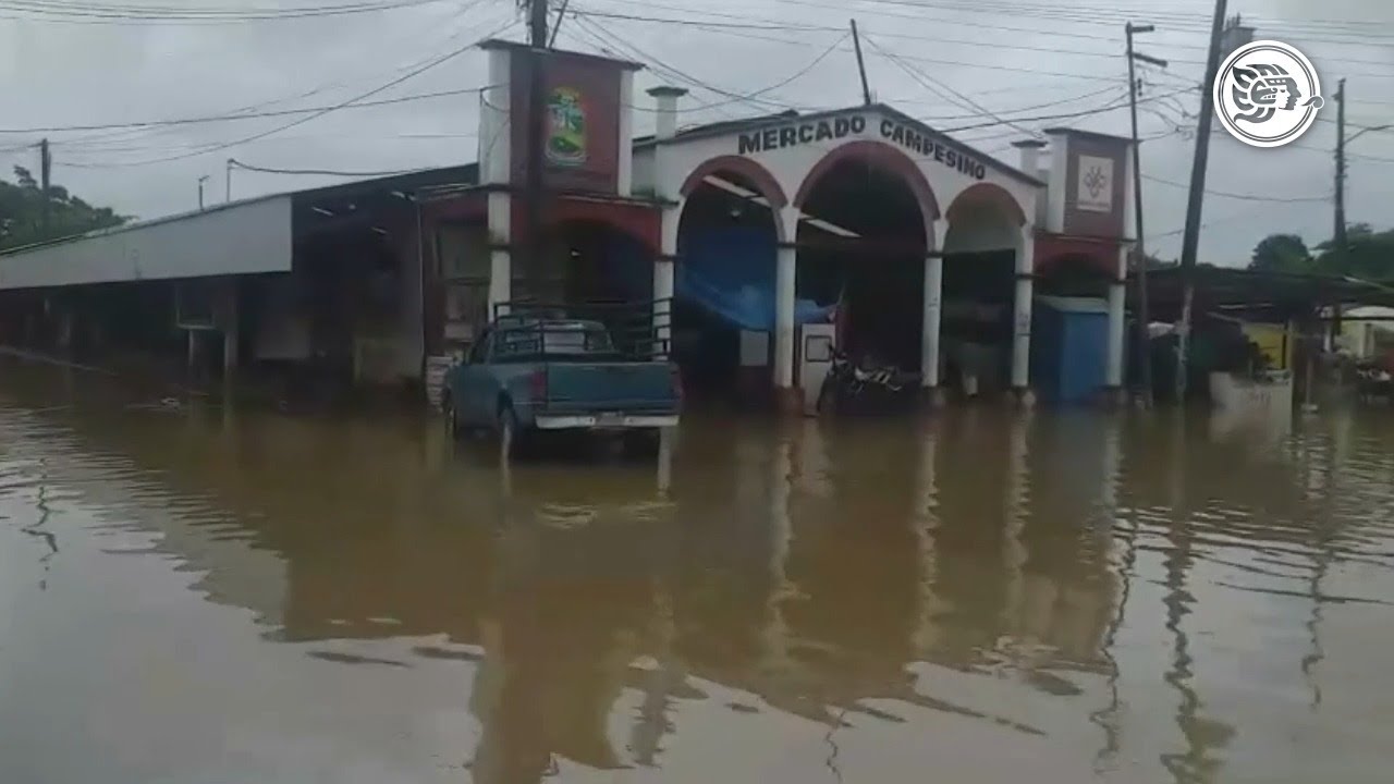 Agua Dulce bajo el agua, se desborda el río - YouTube