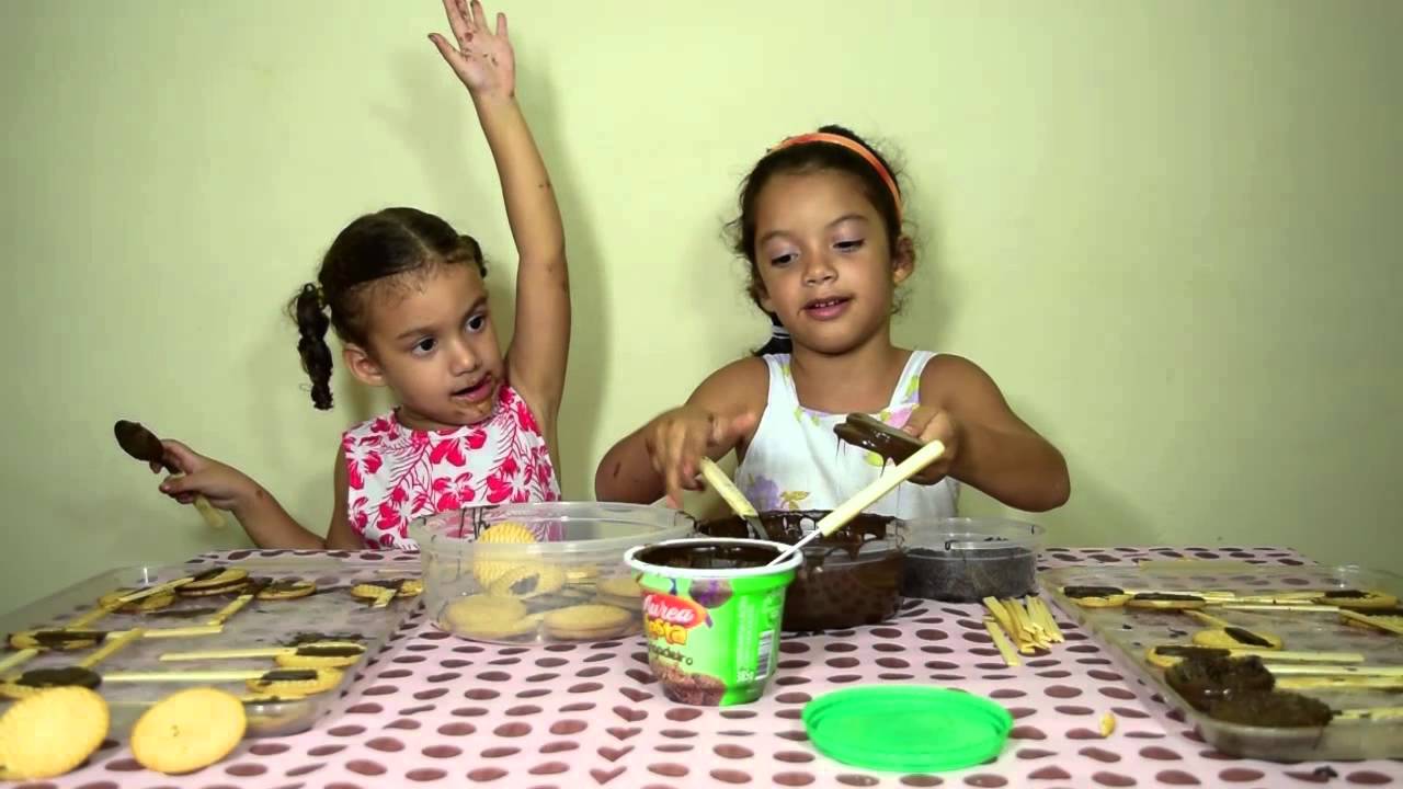 Pirulito de Chocolate com Biscoito Maria (Sofia e Isadora) - YouTube