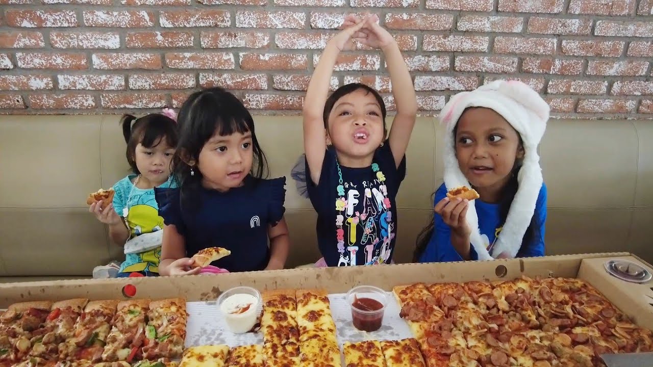 LEIKA MAKAN PIZZA SUPER BESAR!!, PANJANG 1 METER GUYS... - YouTube