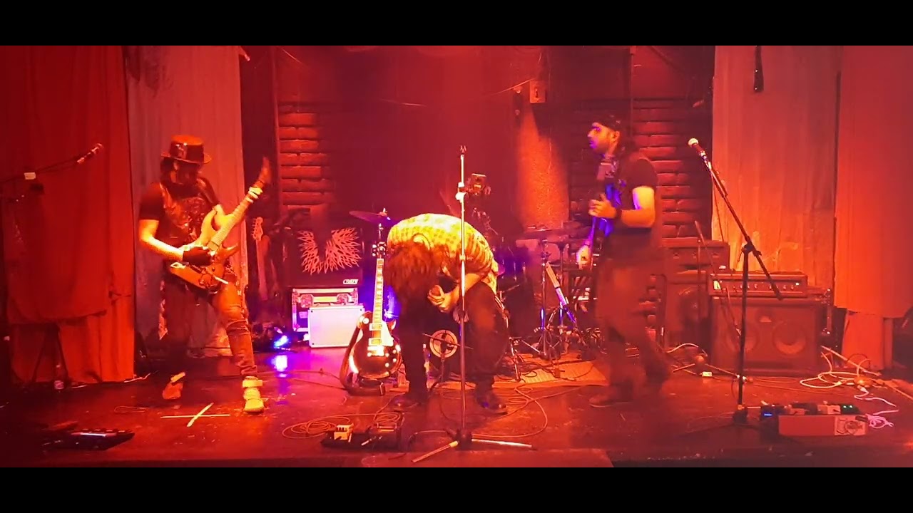 CHRISTMAS METAL PARTY DAGGER ROCK AND ROLL - YouTube