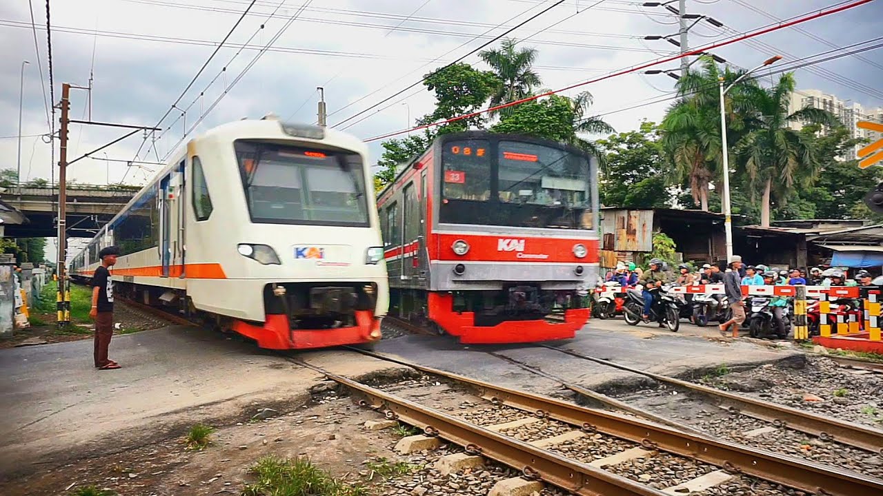 🔴Kereta api bandara ngebut, KRL kereta panjang bolak balik ...