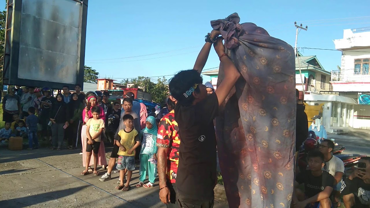 Suku Dayak Perbatasan.. Pamer Ilmu Kanuragan - YouTube