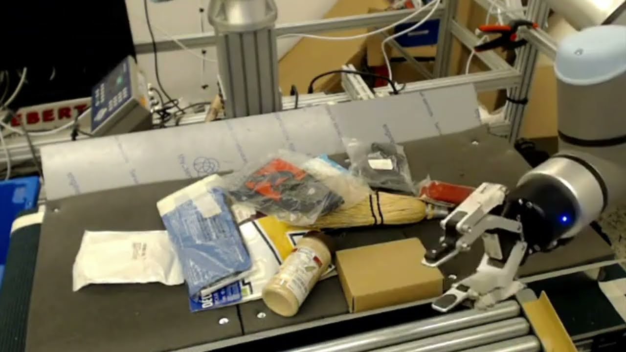 Amazon tests pinch-grasping robot for e-commerce fulfillment - YouTube