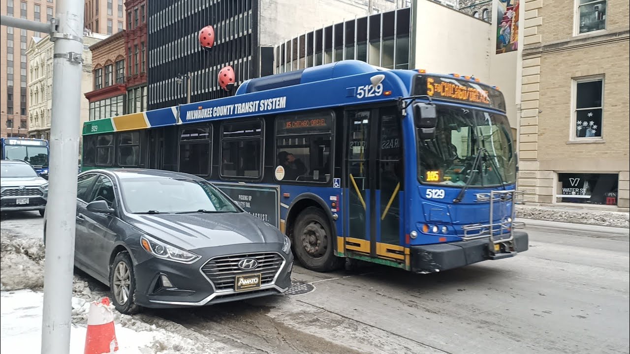 MCTS 2010 New Flyer D40LFR 5129 On Rt 15 & 2022 Gillig BRT 40' 6203 On ...