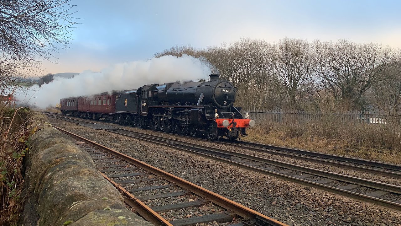 44871 (LMS Stanier Class 5 “Black 5”) Passes Diggle Junction Working ...