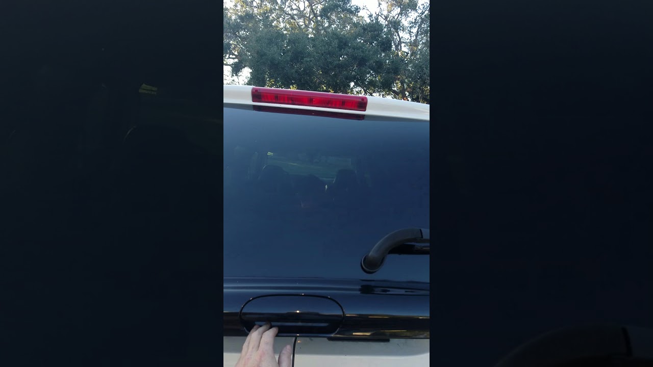 2005 Ford Excursion Eddie Bauer Rear Window STAYS OPEN - YouTube