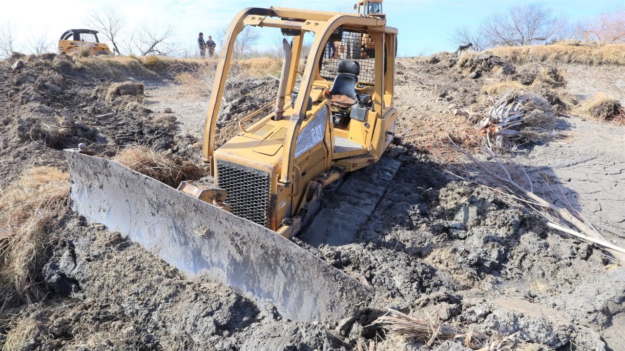Saving a stuck dozer - YouTube