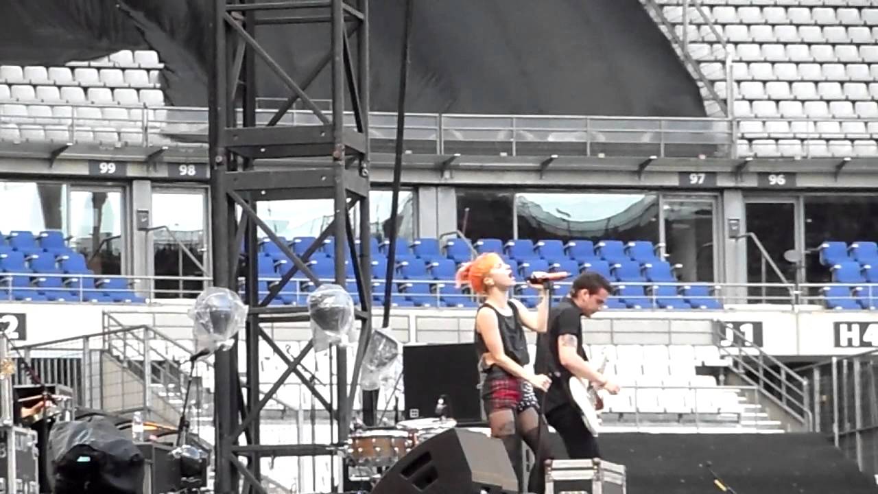 Decode_Paramore live a paris - YouTube