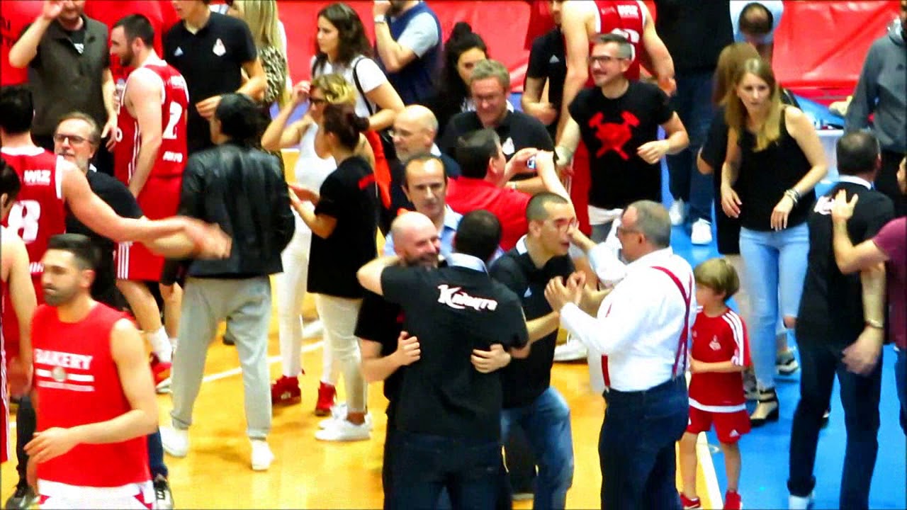 Basket legnano- Festeggiamenti a fine gara - YouTube