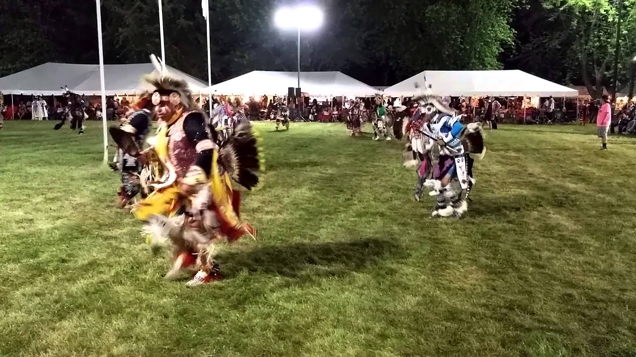 Mens traditional @ Oneida contest powwow 2015 - YouTube