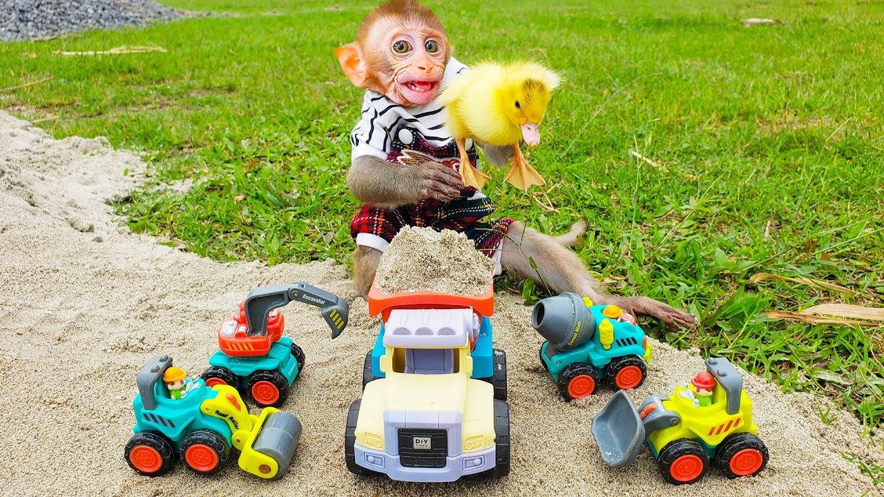 Monkey Baby Tun Tun take care of Duckling and eat Yummy Kinder Surprise ...