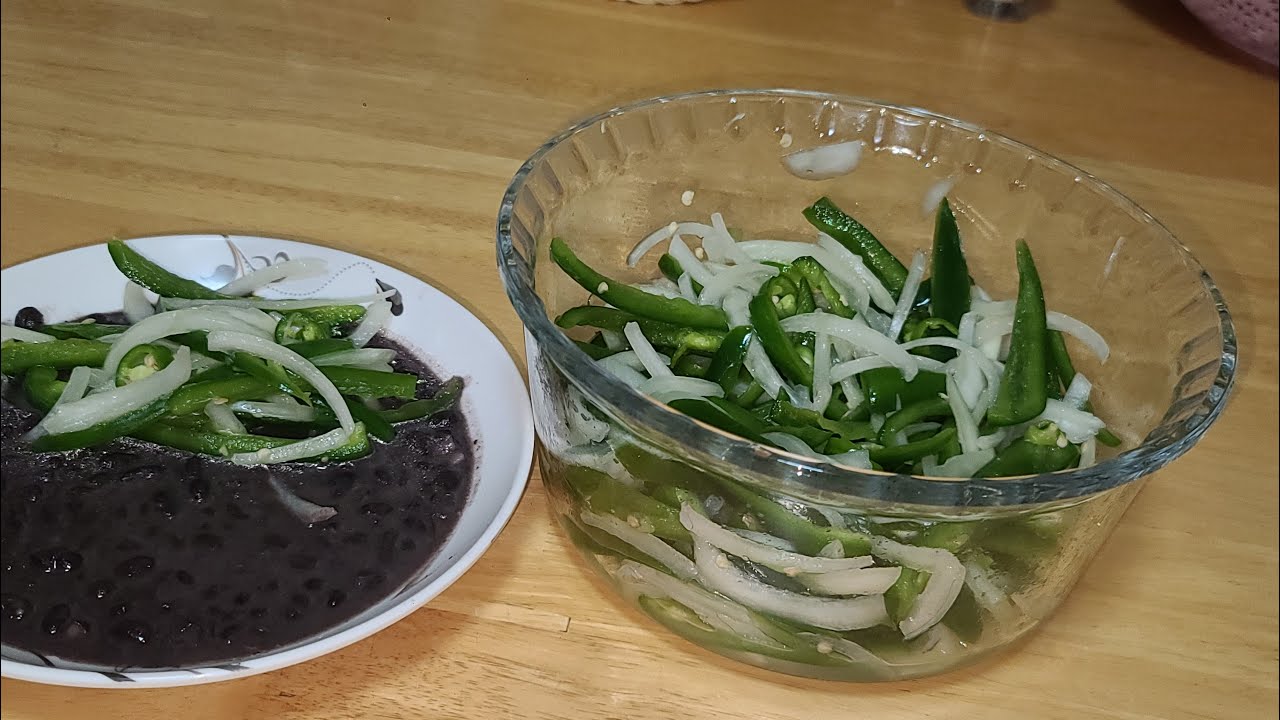 Rajas de jalapeños con cebolla y limon - YouTube