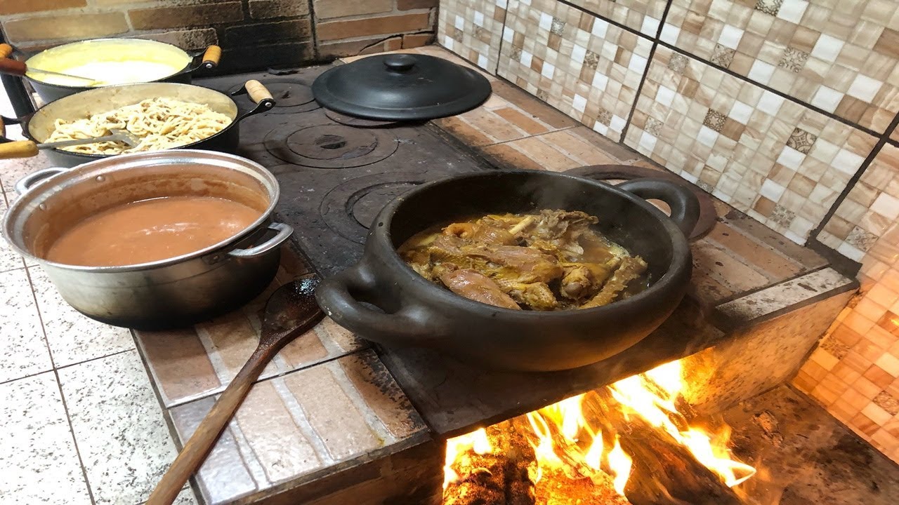 Comida Em Panela De Barro - LIBRAIN