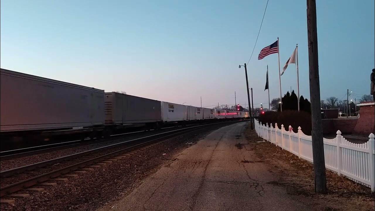 BNSF 8398 (ES44C4) leads an Eastbound BNSF z-train through Streator, IL 02/23/24 - YouTube