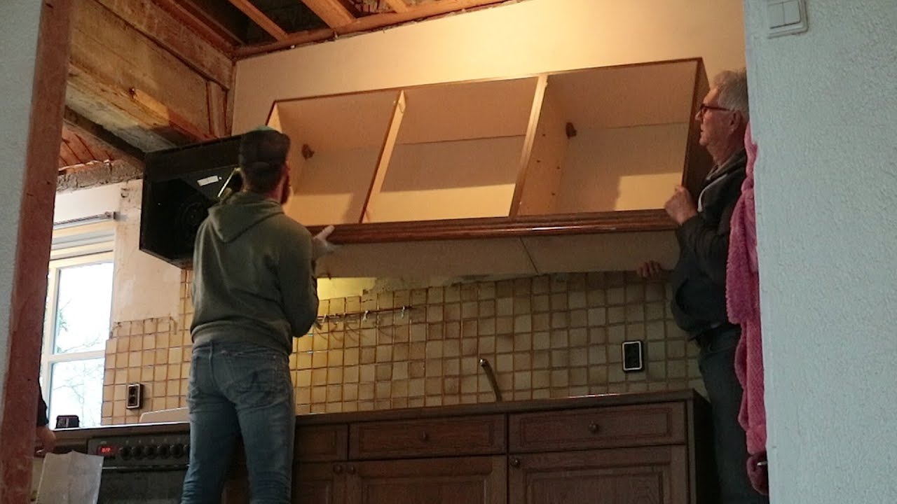 Oude keuken slopen - YouTube