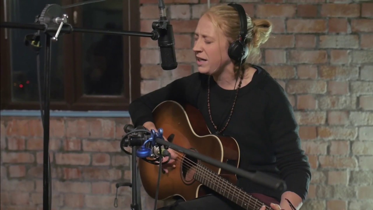 Eleanor Brown - Pilgrim Song (I Will Walk) - Live at Bywyd - YouTube