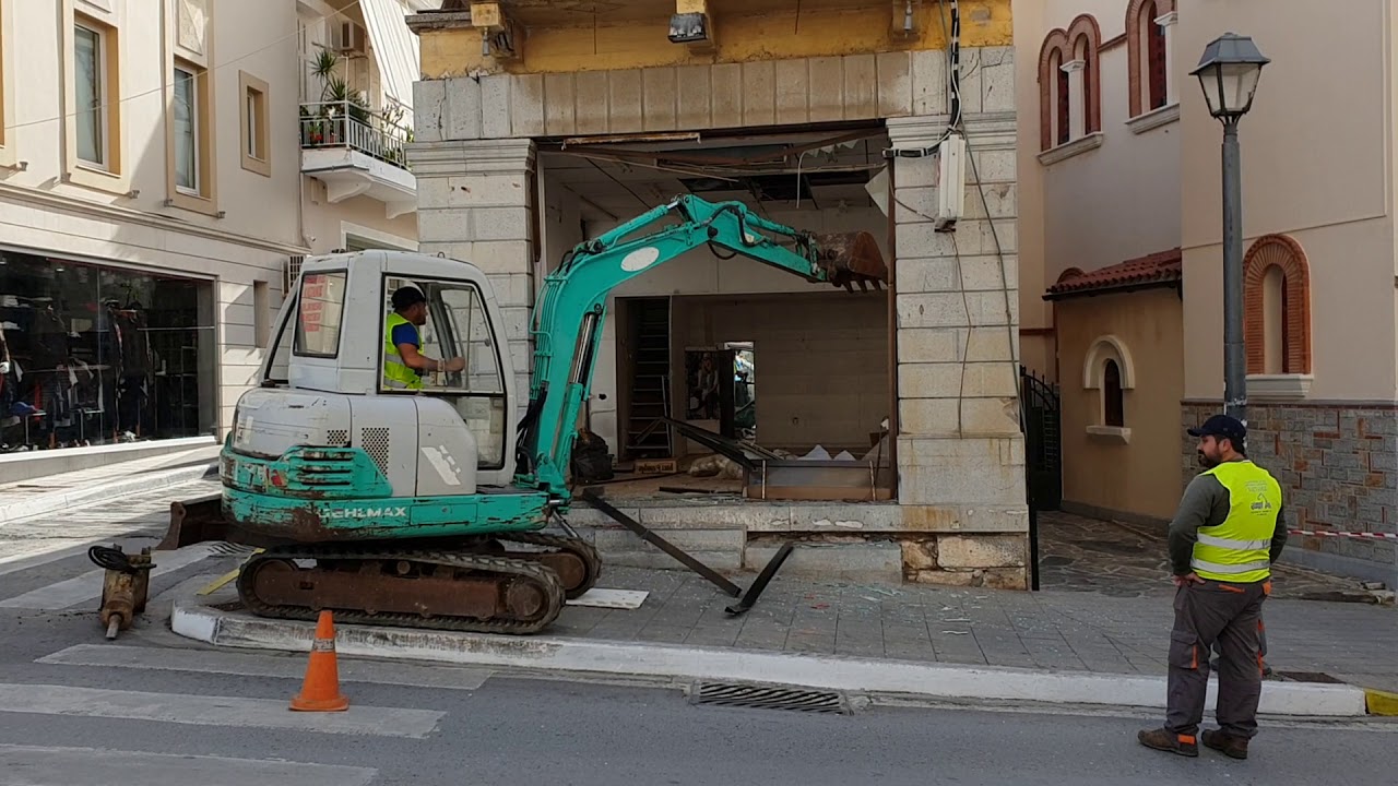 Ξεκίνησε η κατεδάφιση του ακινήτου δίπλα από την Αγ. Τριάδα - YouTube