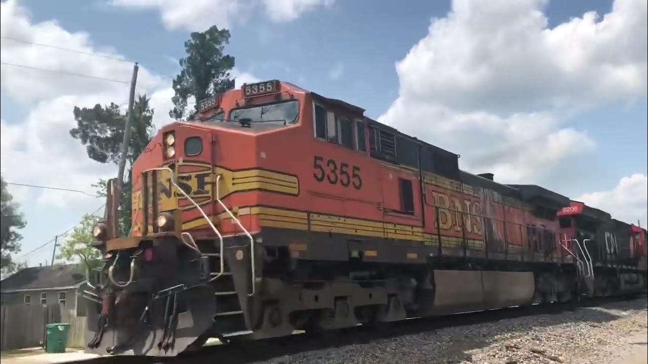 BNSF 5355 and CN 3206 leads mixed freight through Lutcher, LA - YouTube