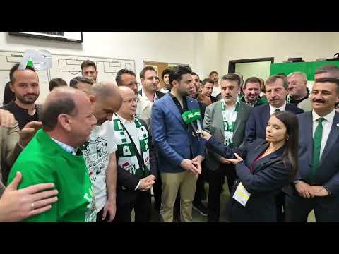 Şampiyon BursasporBursaspor Başkanı Enes Çelik şampiyonluğun ardından soyunma odasına indi.
