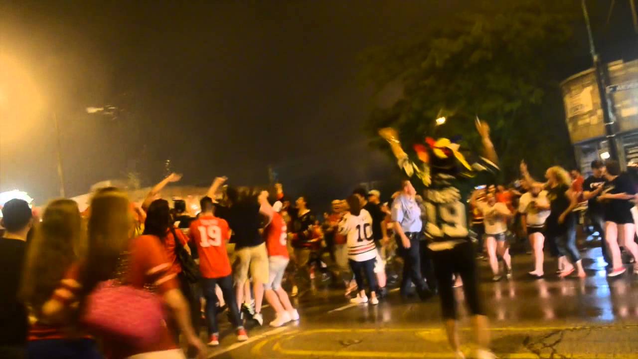 Chicago Blackhawks Fans Celebrate 2015 Stanley Cup Championship - YouTube