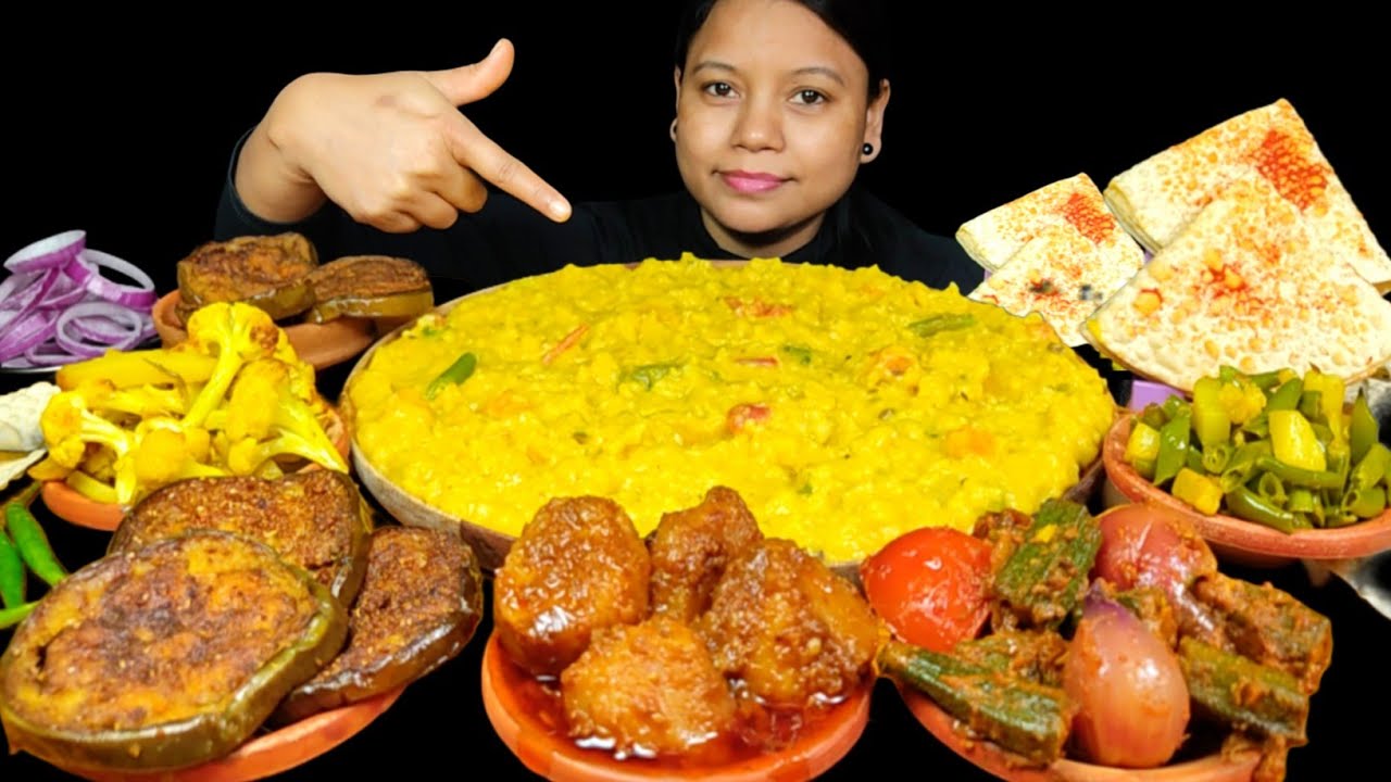 ASMR EATING DAL KHICHDI WITH DUM ALOO | BEGUN BHAJA, GOBI BHAJA, BHINDI ...