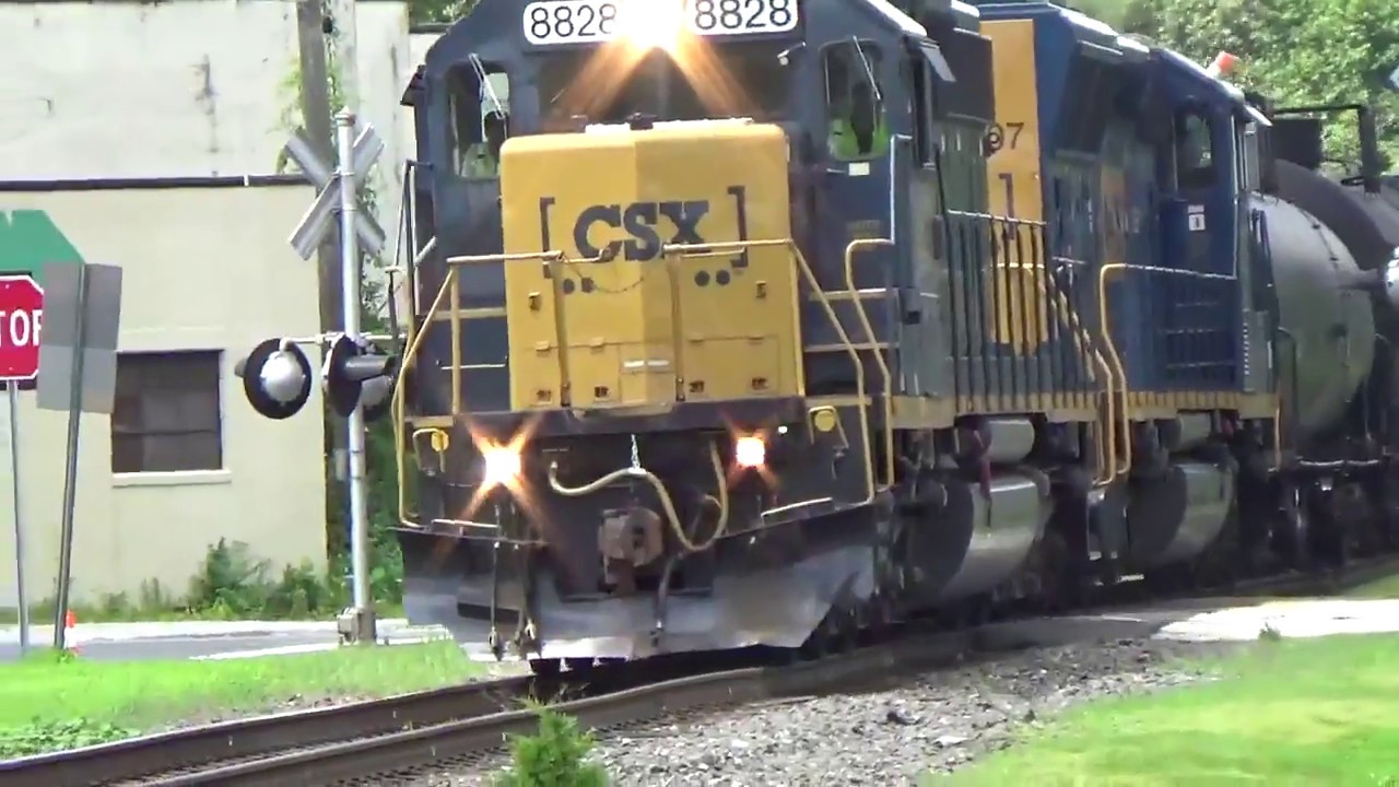 CSX SD40-2 #8828 Pulling WPCA-11 in Thorofare on 8/4, Flying Through ...