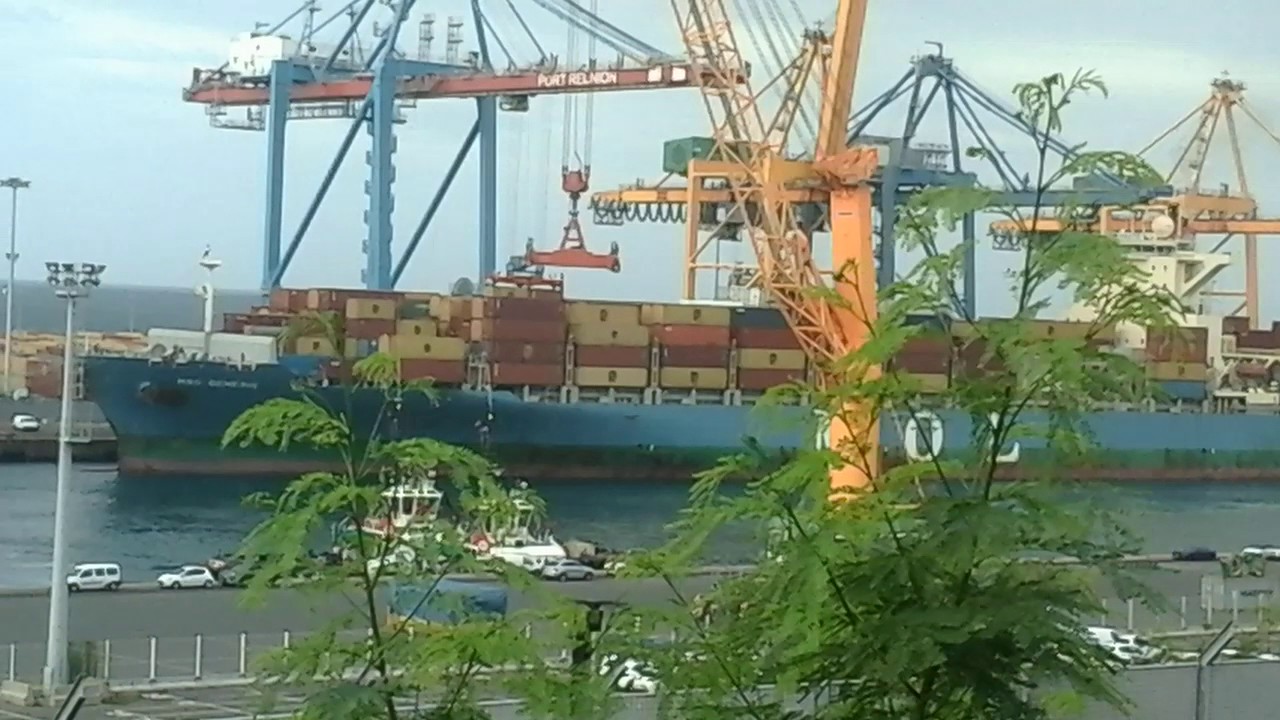 PORT EST RÉUNION,Cma.Cgm.Puccini,Msc.Genesis,ONZE MARS 2017. - YouTube