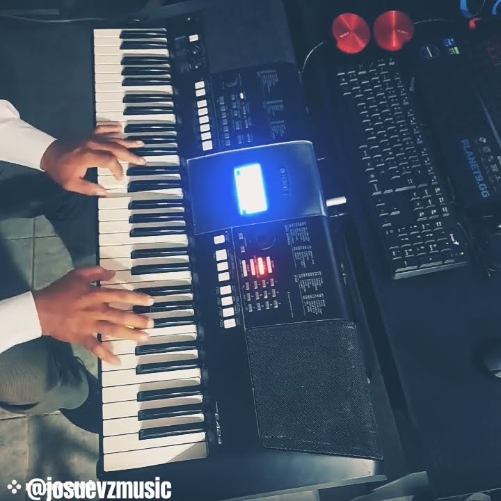 A TUS PIES | De Cristine D'Clario Feat Miel San Marcos | Versión de ...